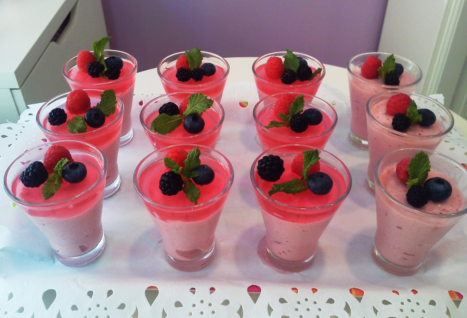 Los dulces de Kanarita: Vasitos de Mousse de Frutos Rojos con Gelatina ...