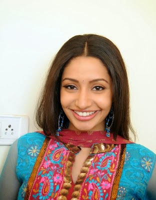 Anita Galler Candid Photoshoot HQ Pics At 'Maro Charitra' Telugu Movie ...