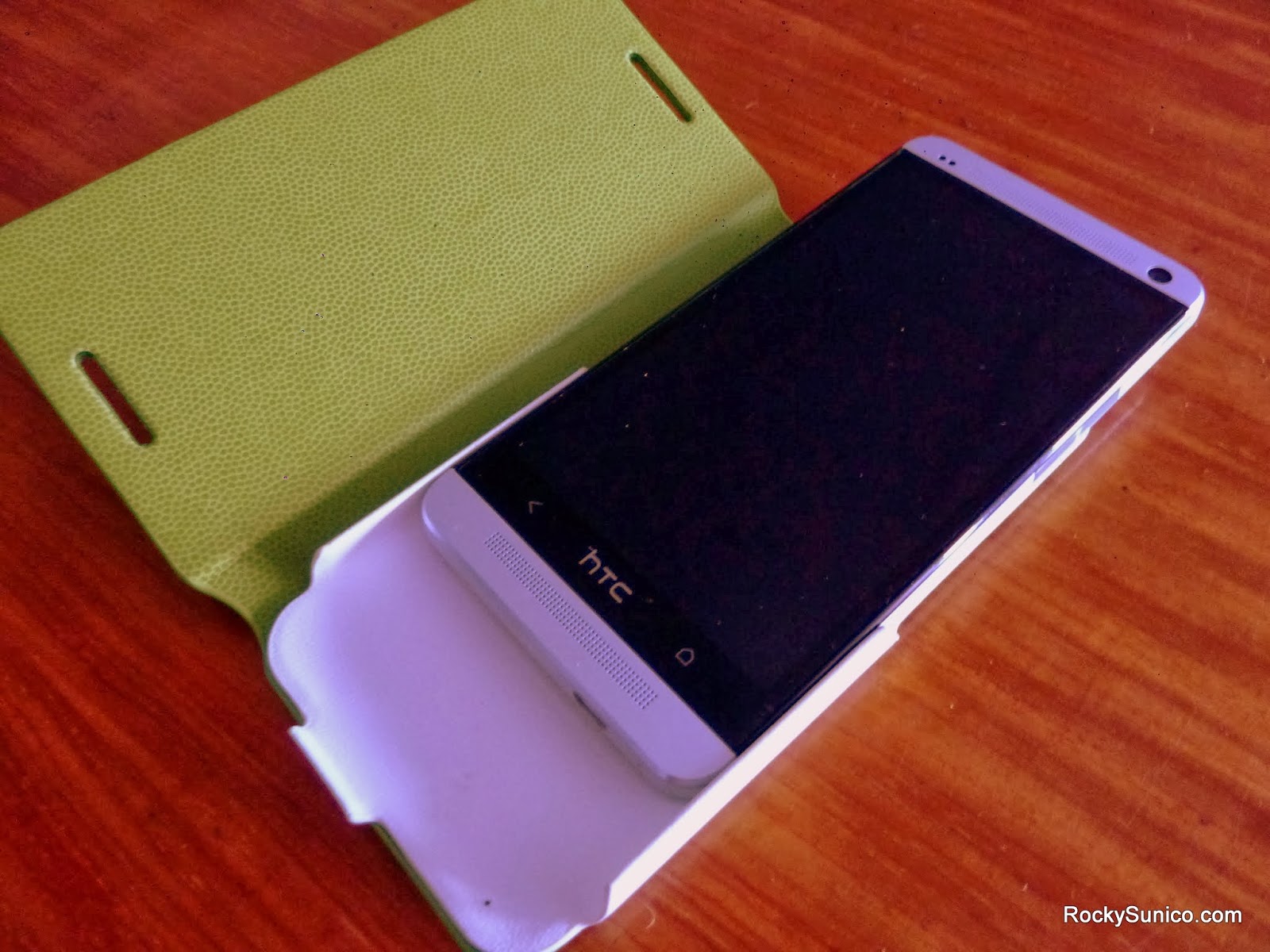 The Geeky Guide to Nearly Everything: [Gadgets] SwitchEasy Flip Case ...