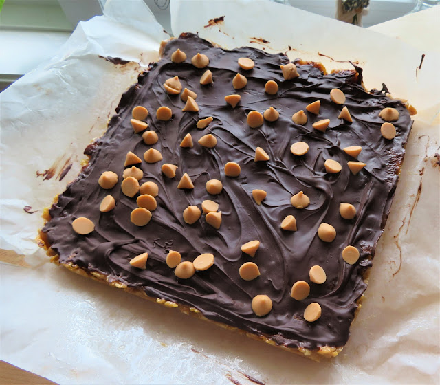 Peanut Butter Cornflake Bars (No Bake) | The English Kitchen