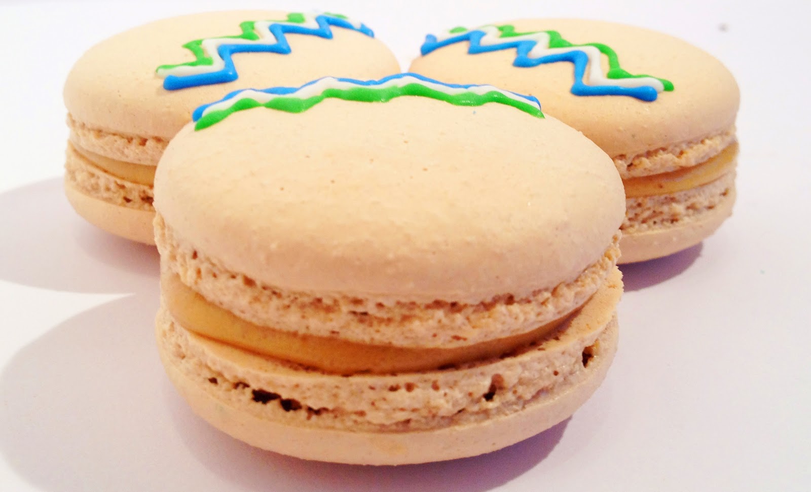 Macaron Me: Gingerbread Man Macarons with Gingerbread Cookie Dough ...