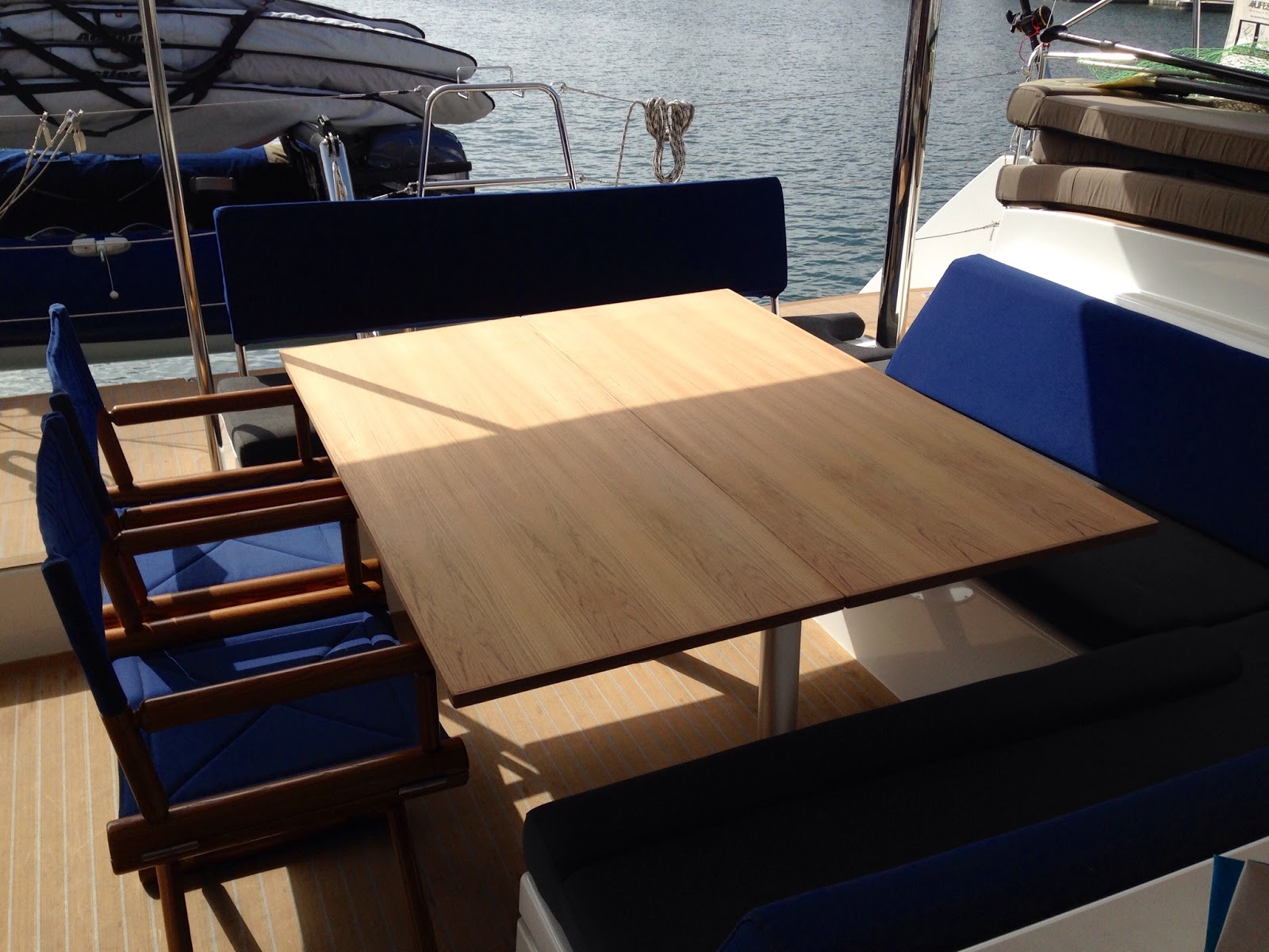 Clapotis Adventures : Folding cockpit table in teak
