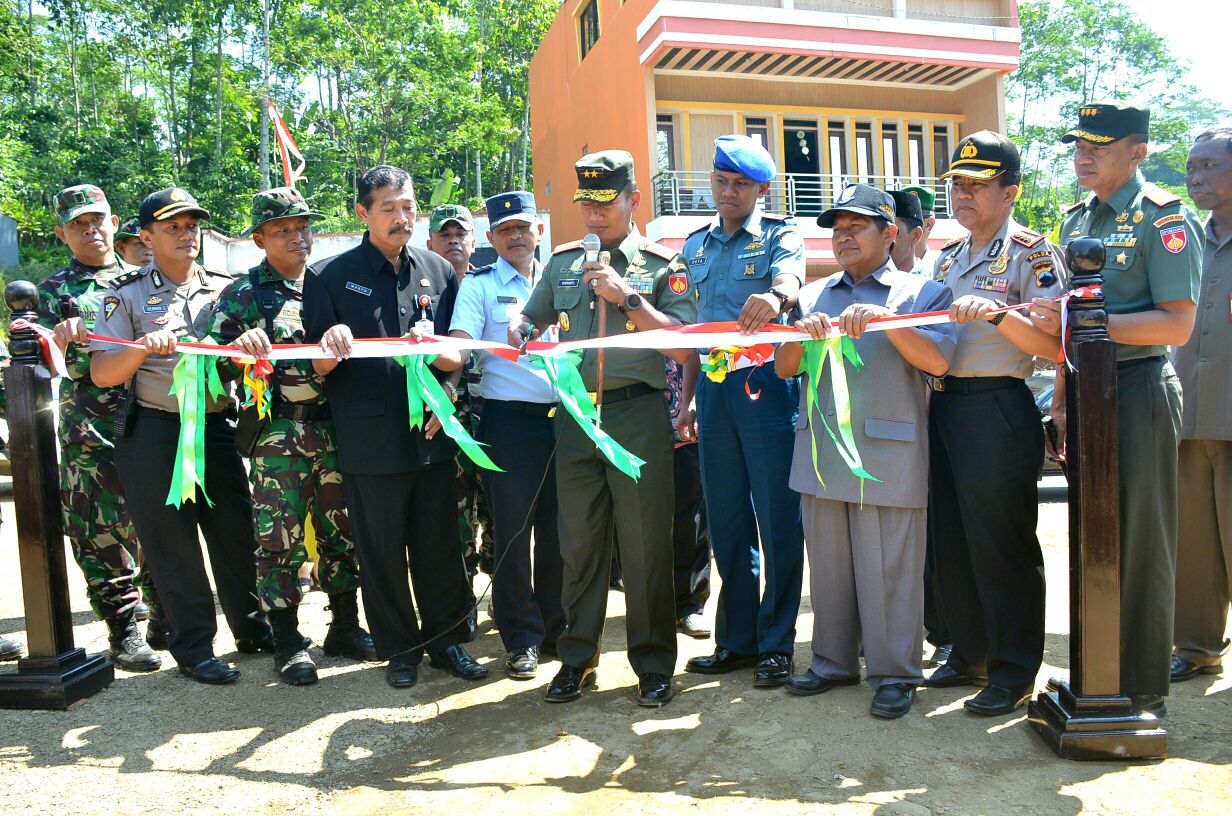 Bersama Rakyat, TNI Membangun Karakter Bangsa. | NEWS