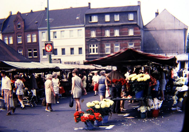 40 Fascinating Color Photos Capture Street Scenes of West Germany in ...