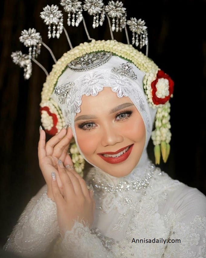 Make Up Pengantin Terbaru dengan Adat Jawa untuk Pengantin Berhijab ...