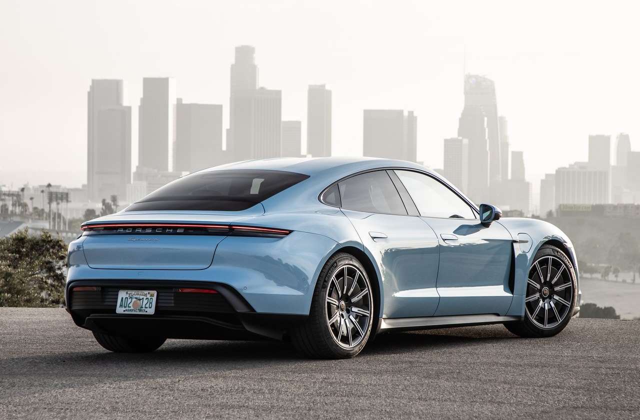 Porsche apresenta a versão de entrada do Taycan, a 4S, equipada com ...