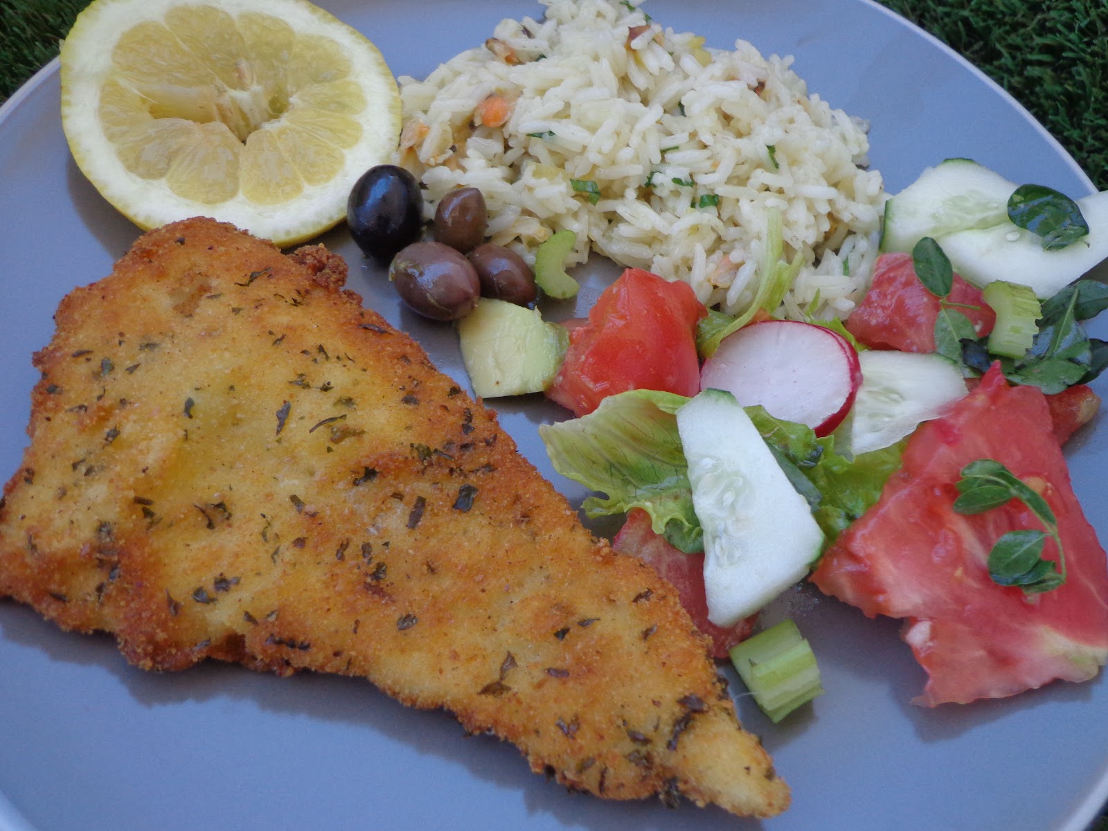Prato Caseiro: Filetes de pescada panados com arroz de conquilha e salada