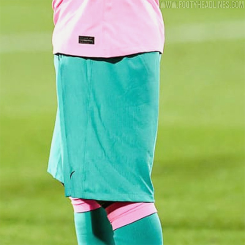 Lionel Messi Wears Super Large Kit - Footy Headlines