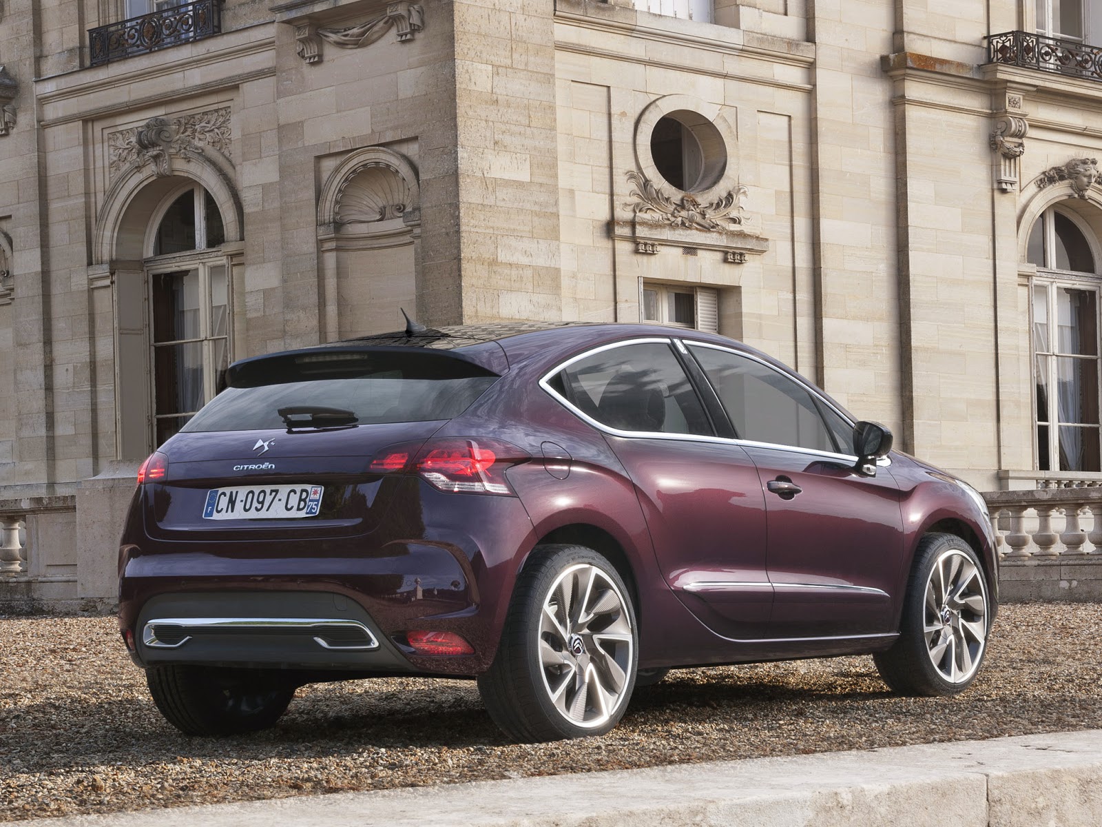 El DS 4 estrena motores