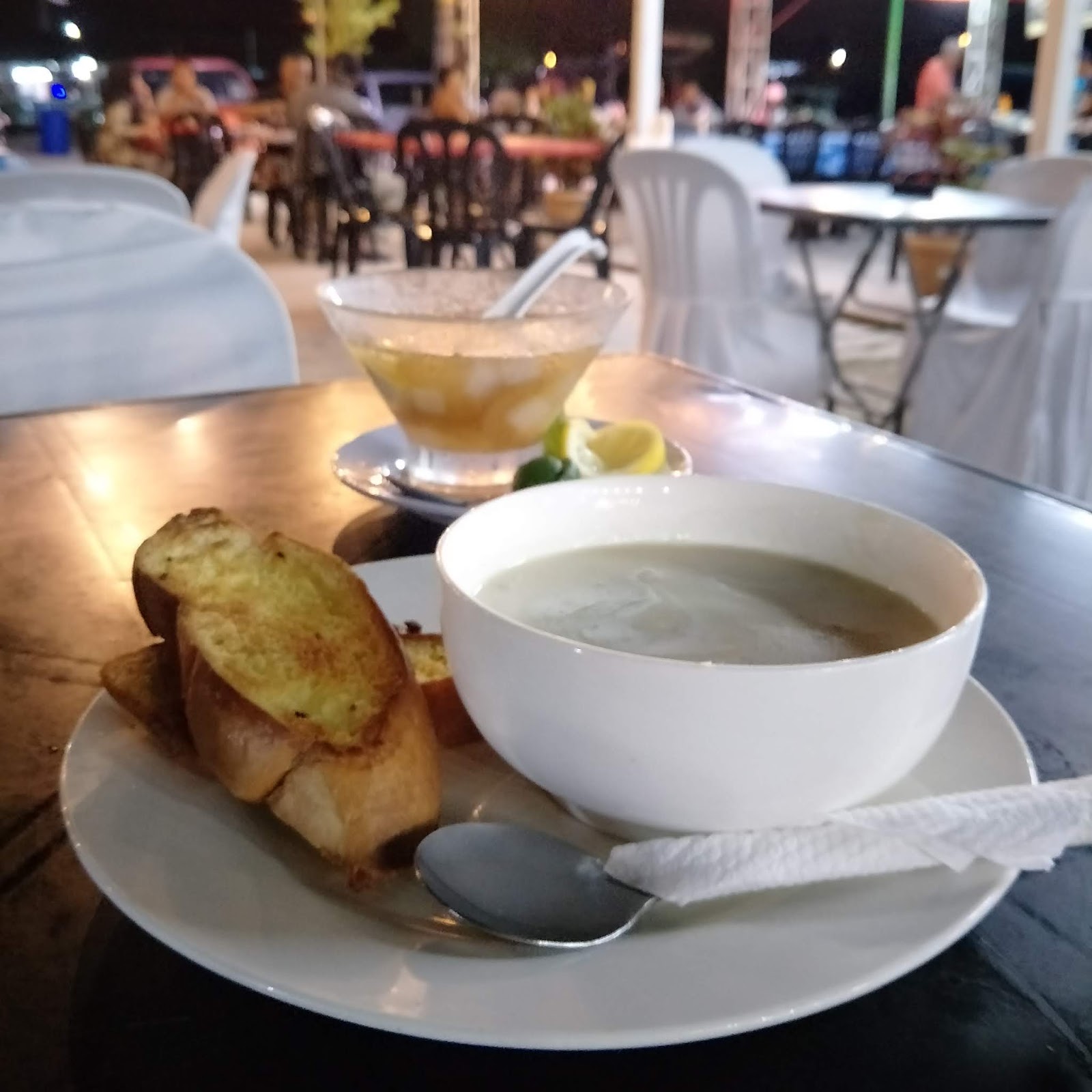 MAKAN DI ROTI RENTUNG CAFE