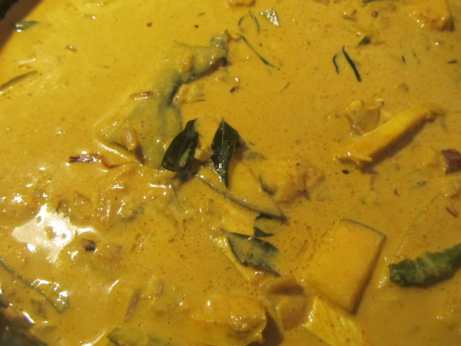 My Kitchen Shenanigans: Fish curry with raw mangoes - Kerala Ishtyle!