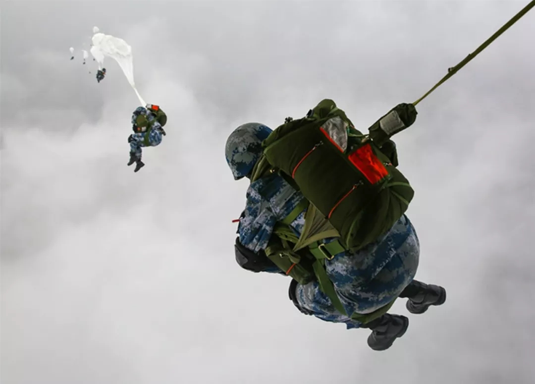 China Defense Blog: Pics of that 1000-airborne drop.