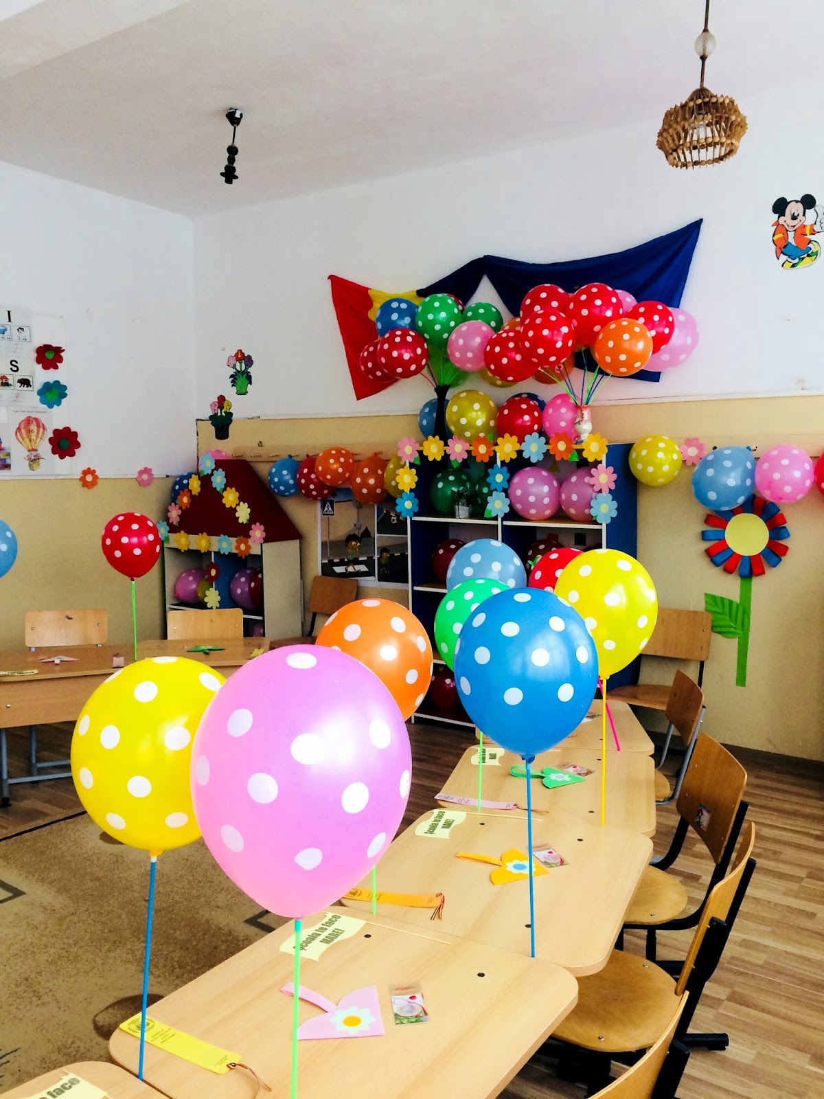 Decor festiv pentru sala de clasă - Materiale didactice de 10(zece)