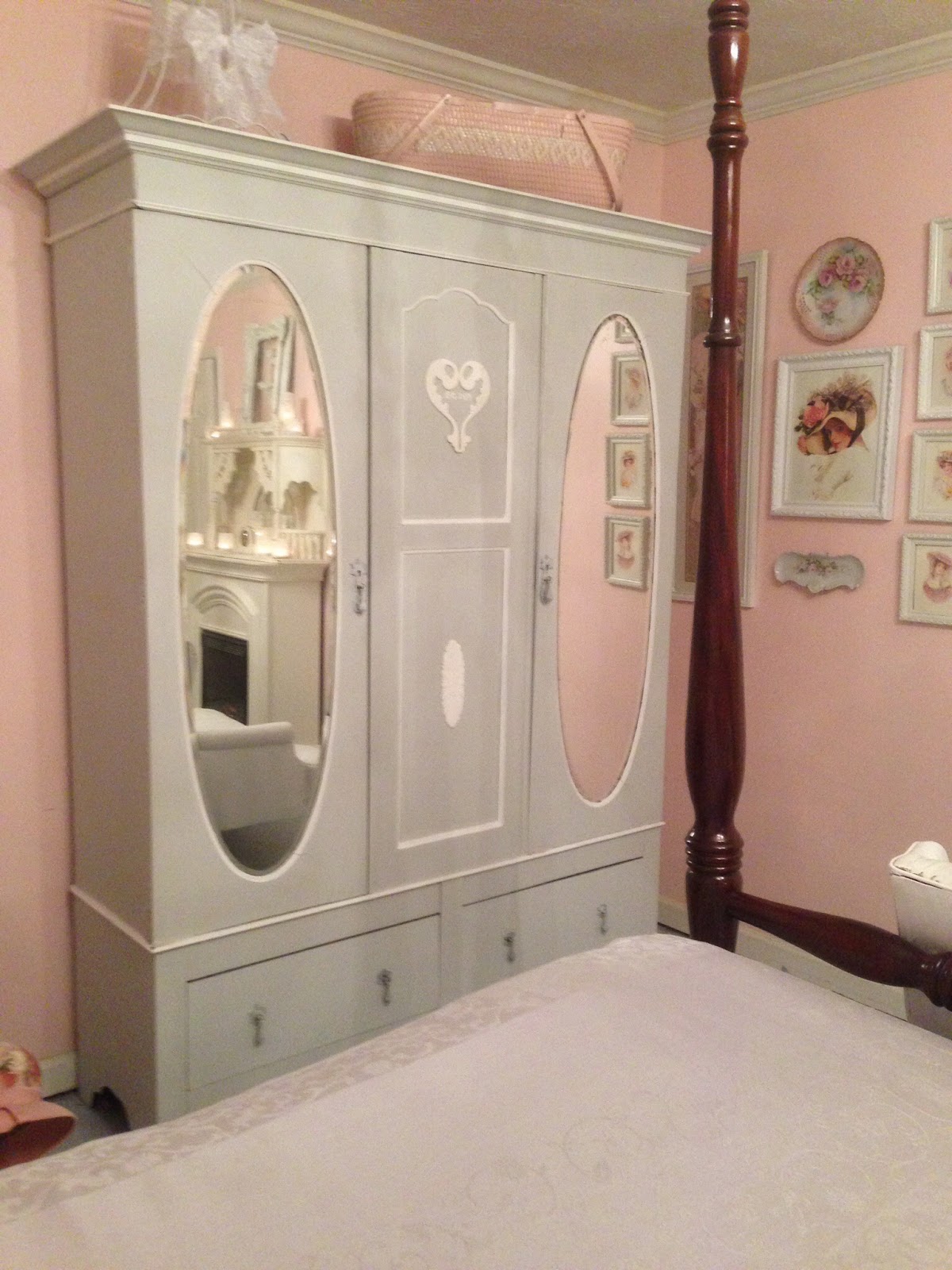 Bedroom, Boudoir, Alcove, Chambre...etc! - Debby Goes Shabby
