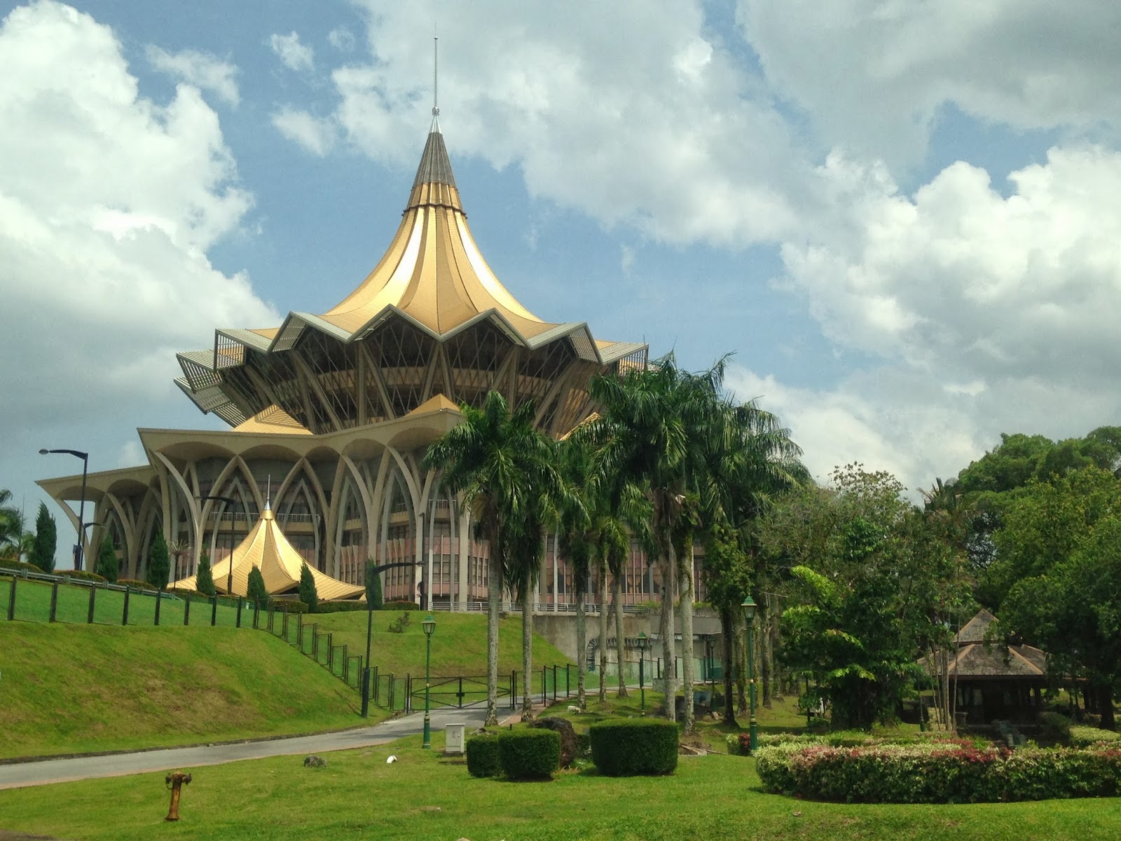Tempat Menarik di Kuching: Dewan Undangan Negeri Sarawak