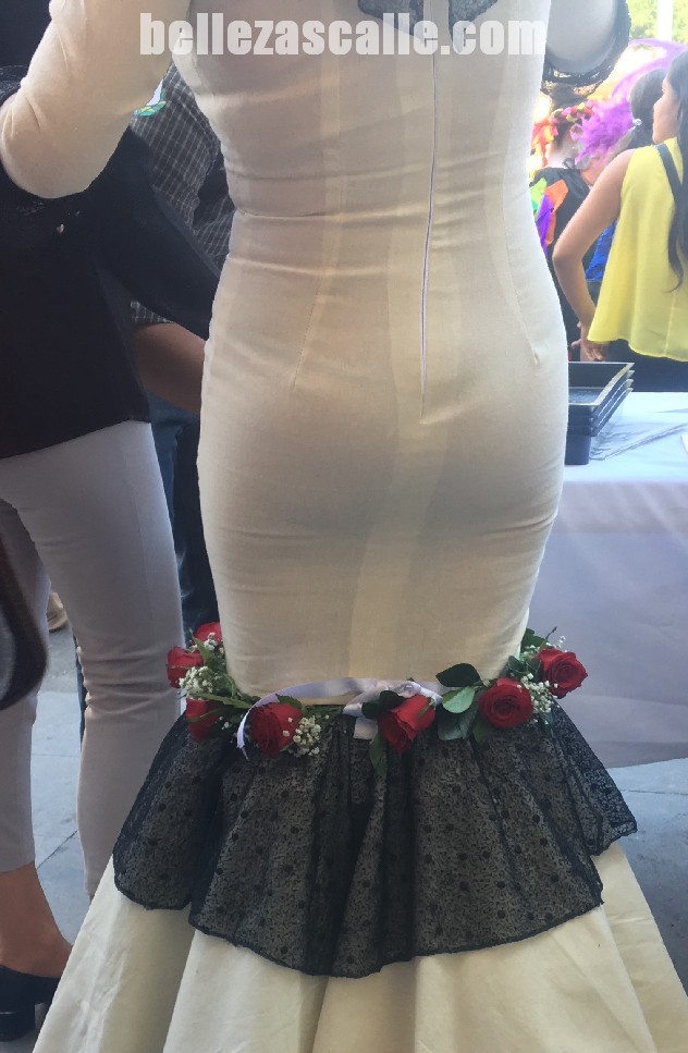 Señoras sexys en vestidos entallados marcando tanga | Mujeres bellas en ...