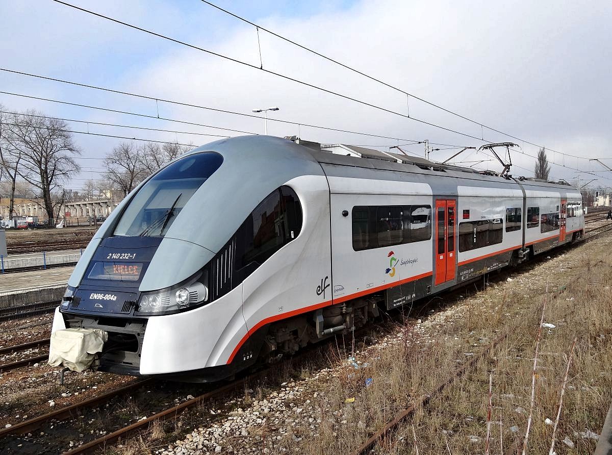 Zimowy elf EN96-004 na stacji Kielce | Kolejowe Kielce