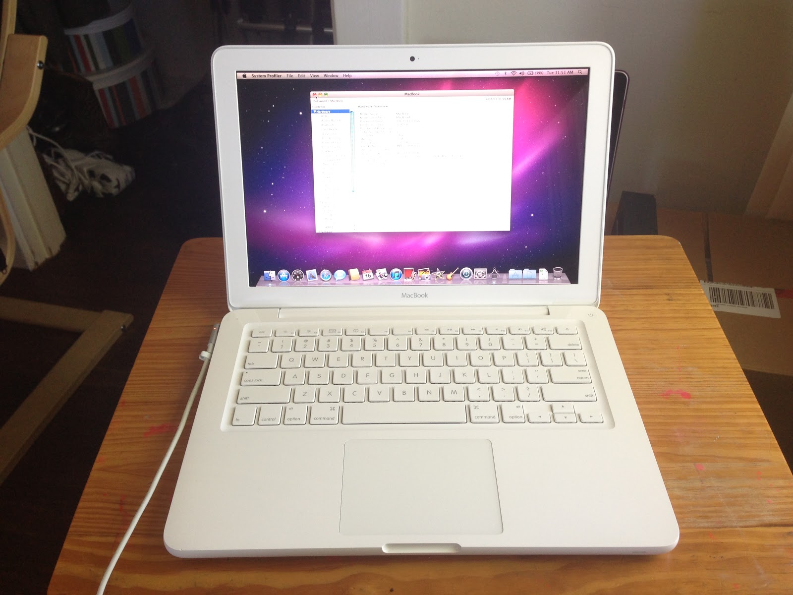 A Shoulder To Lean On: MacBook (13-inch, Late 2009) White Unibody ...