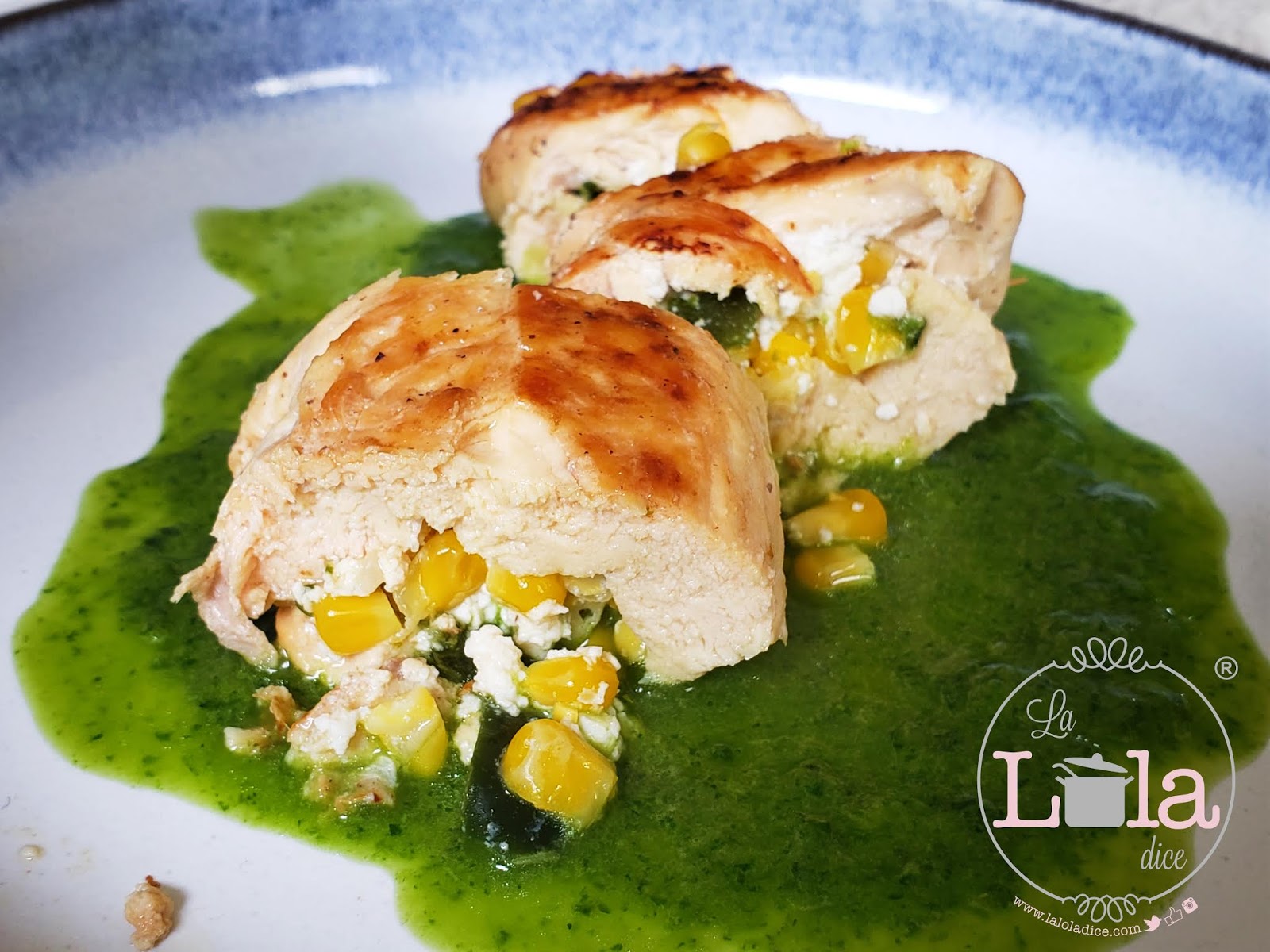 Pollo relleno de requesón y rajas con elote, salsa de cilantro | La ...