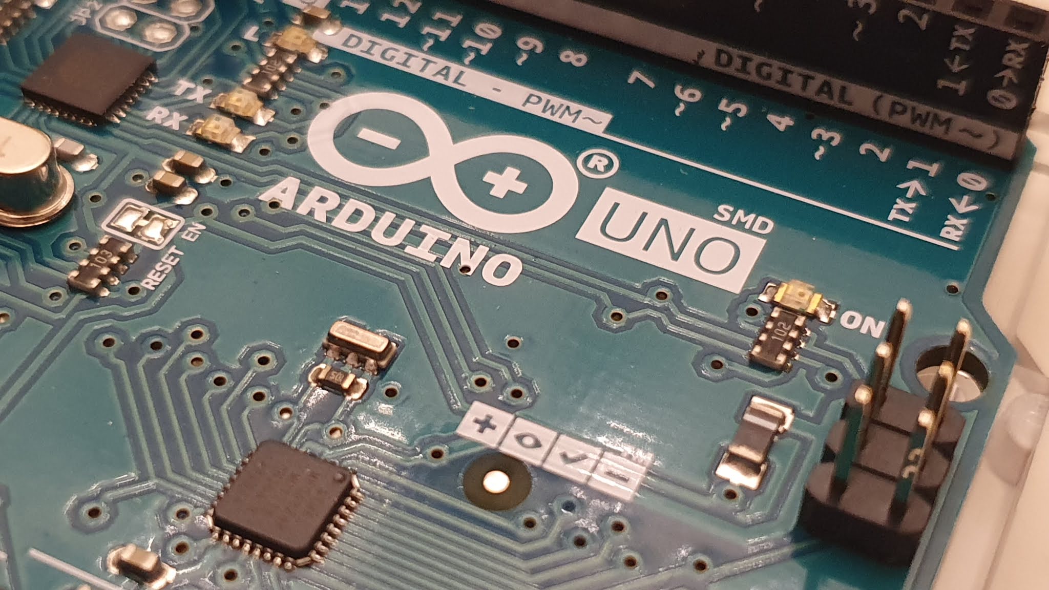 夢想與創造: [Arduino] 欣賞官方版Arduino UNO SMD
