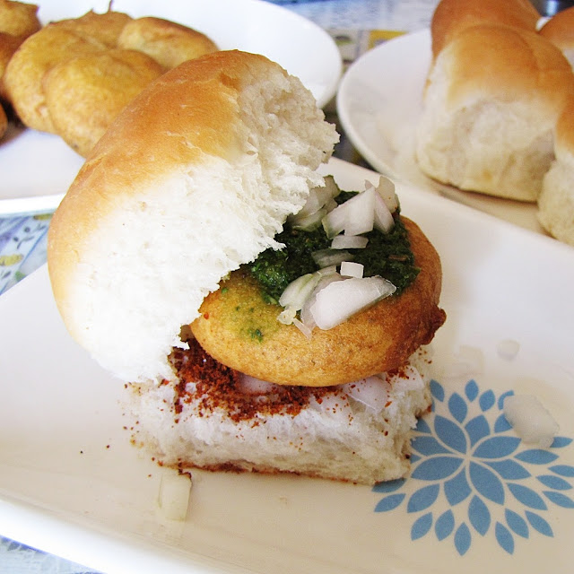 Super Yummy Recipes: Vada Pav The Little Wonder