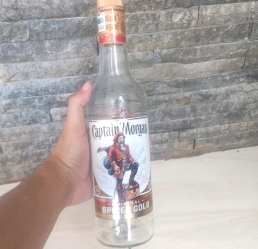 Botol bekas minuman Captain Morgan