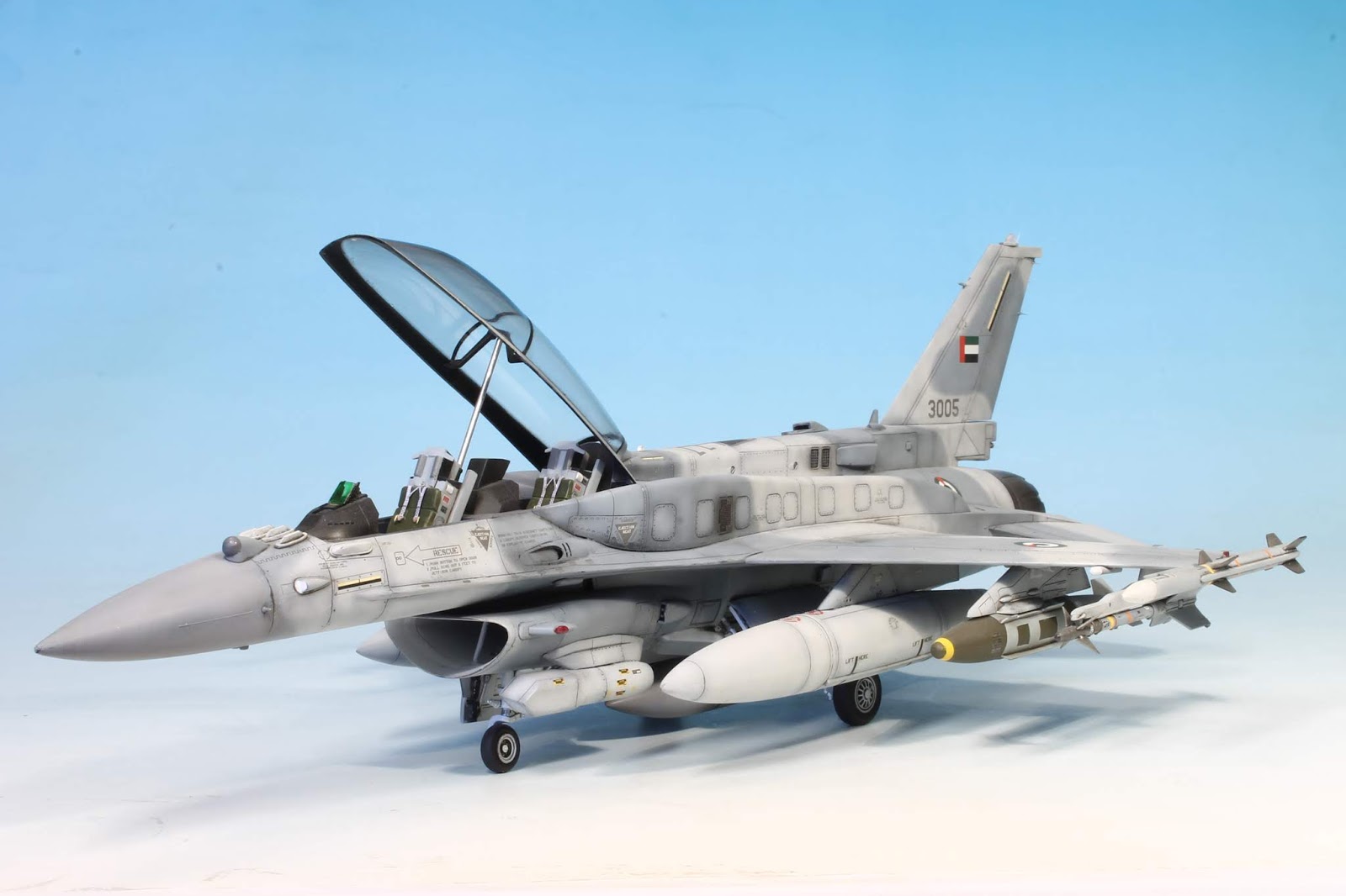 Istvan Michalko's scale models: Lockheed Martin F-16F Block 60 Desert ...