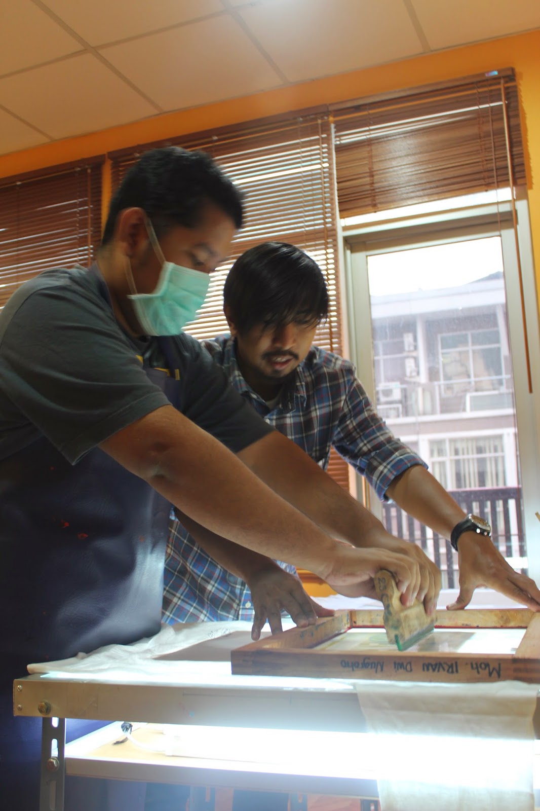 LONDON SCHOOL BEYOND ACADEMY [LSBA]: Menyablon kaos karya sendiri