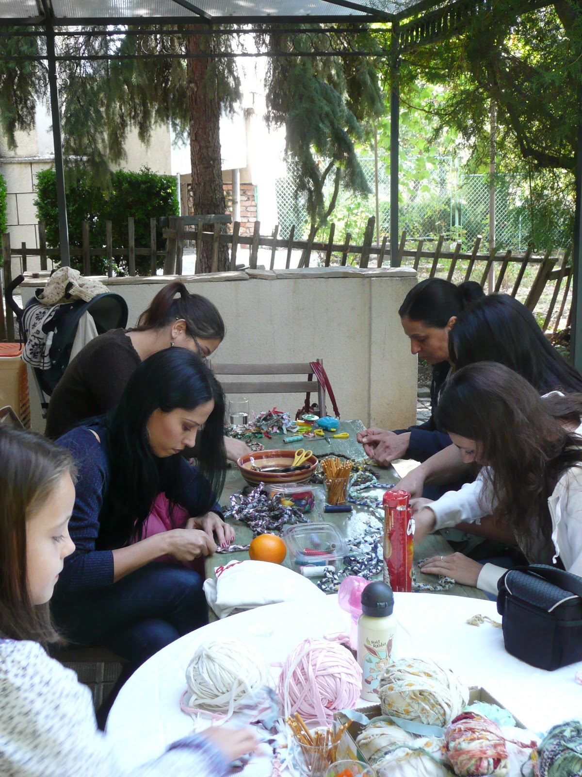 Maria Lale: Работилничка за парцалени килимчета-06.10.2012 г. (първа част)