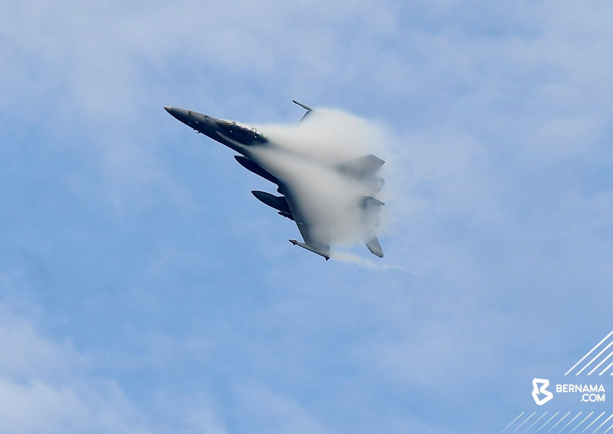 Pesawat tempur milik Tentera Udara Diraja Malaysia (TUDM) melakukan ...