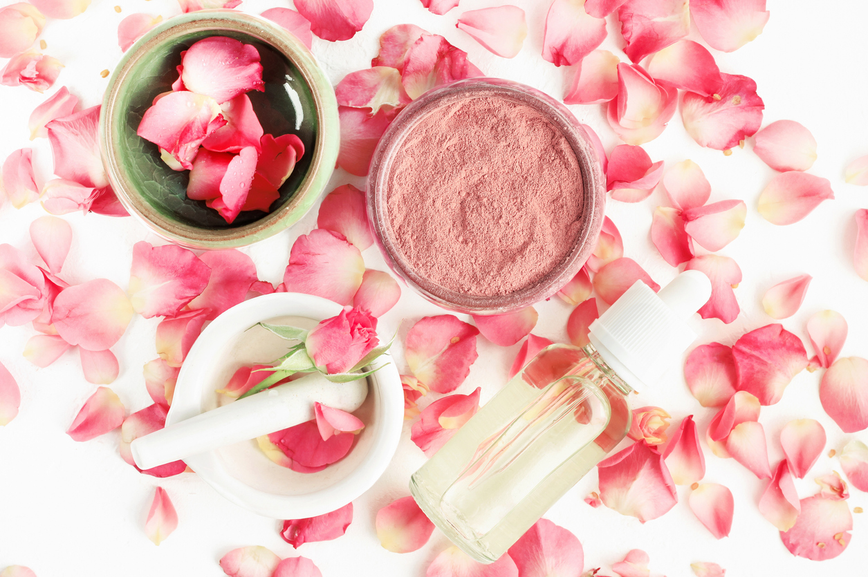 Eau de rose maison: 11 utilisations magiques pour la peau et les cheveux