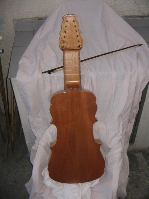 Renato Nicolai Luthier: Lira da gamba ou Lirone por Renato Nicolai (2011)