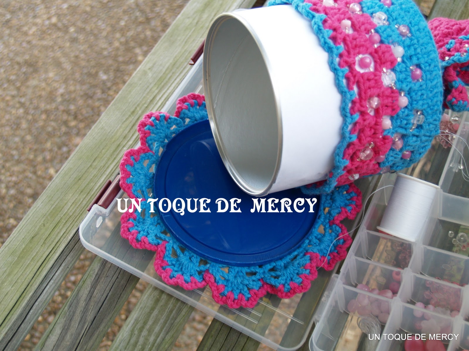 UN TOQUE DE MERCY: ESTA LATA LA DECORE.. USANDO UNOS COLORES FUERTES ...