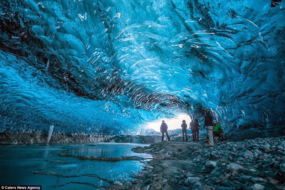 Imagens surpreendentes do interior de uma das maiores geleiras da ...