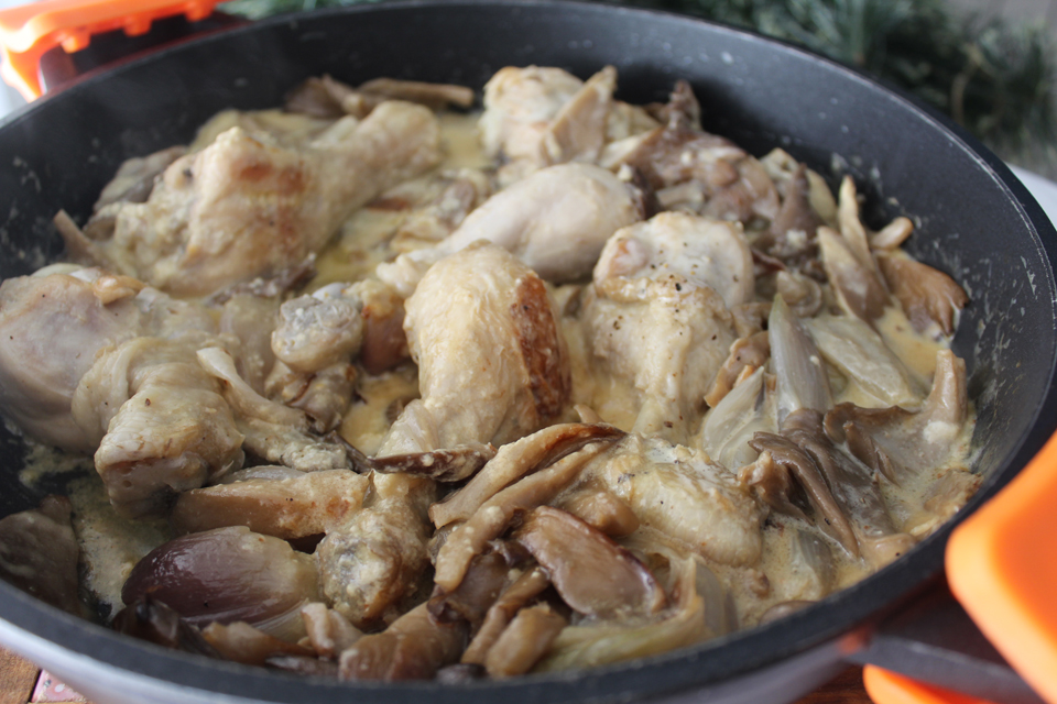 Mi caja de recetas: Pollo en salsa con setas, cebollitas y nata