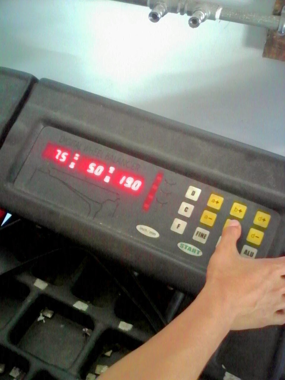 Cara Menggunakan Mesin Balancing Roda Yang Baik Dan Benar - Info Ban