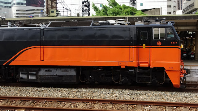 Blair's 鐵道攝影: 鳴日號機車頭 E237電力機車 / TRA Future E237 Electric locomotive