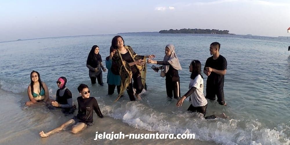 Pulau Gosong - Gundukan Pasir Putih Yang Tampak Ketika Air Laut Surut