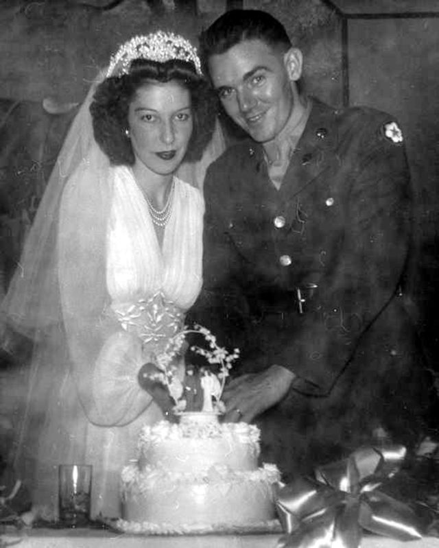 Wartime Marriage: Lovely Photos of WWII Soldiers With Their Brides ...