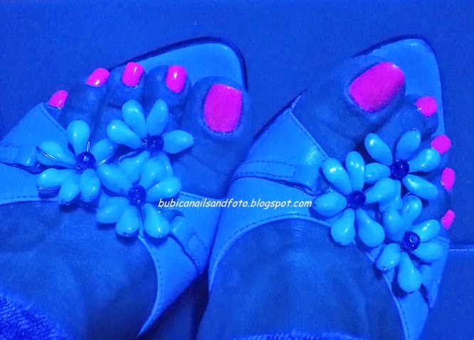 simple nails: 936 neon pink toes