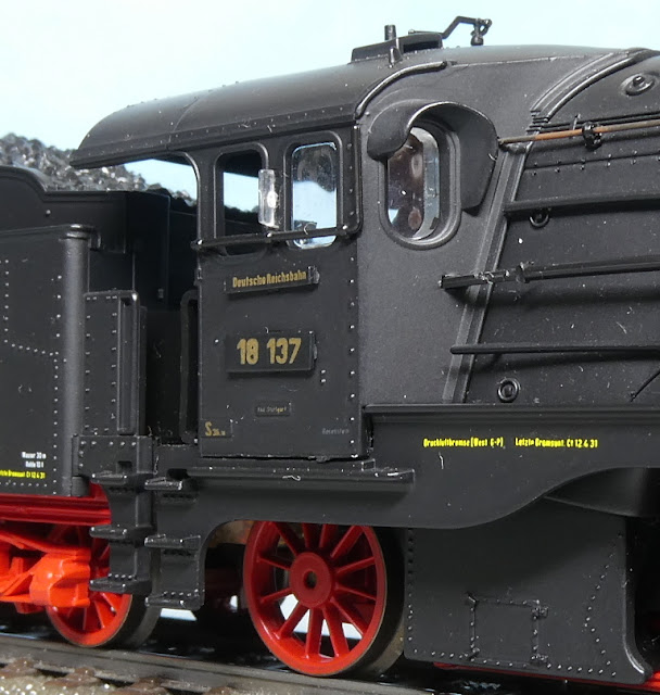 ドイツ国鉄 DRG 急行用旅客用蒸気機関車 BR 18.1 137号機 (ROCO 43218)