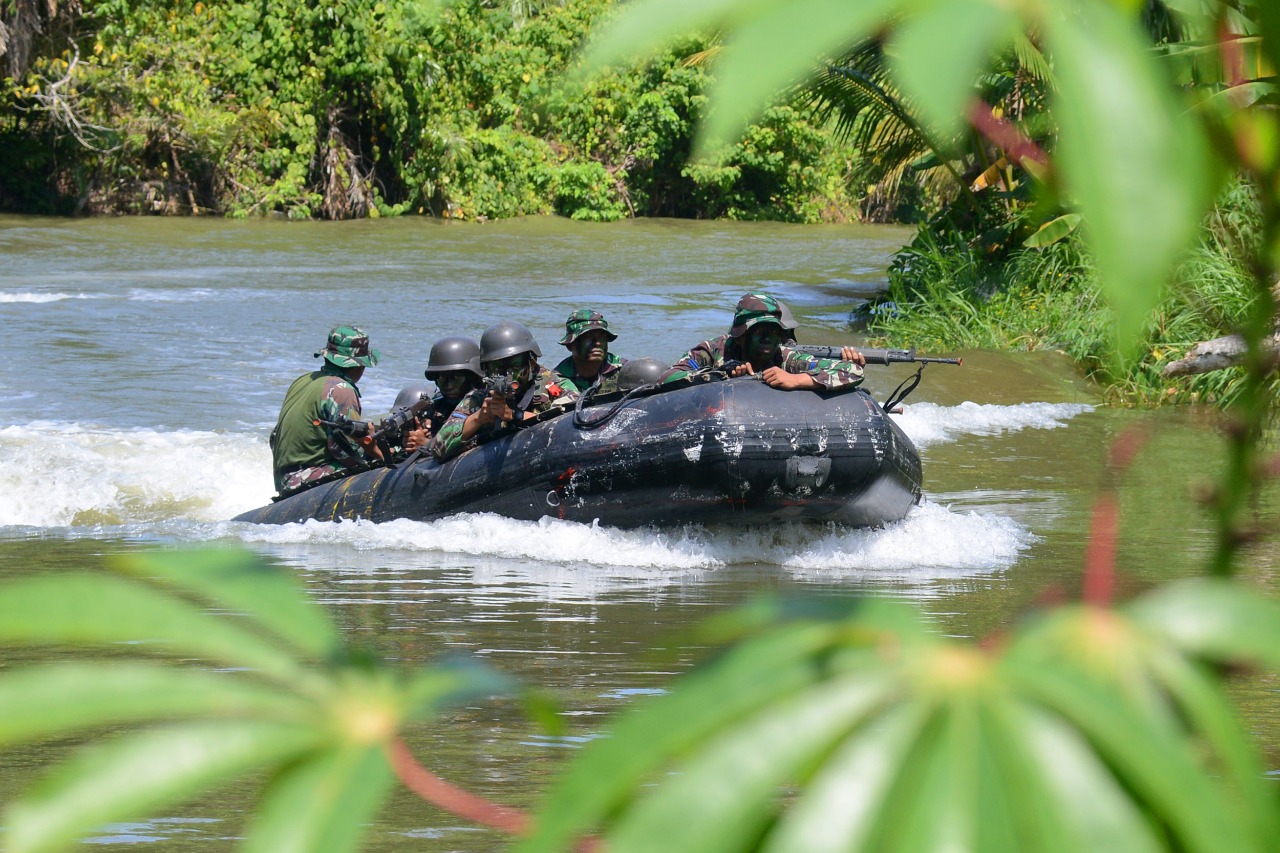 DEFENSE STUDIES: Prajurit Yonif 1 Marinir Latihan Menembak Dari Atas ...