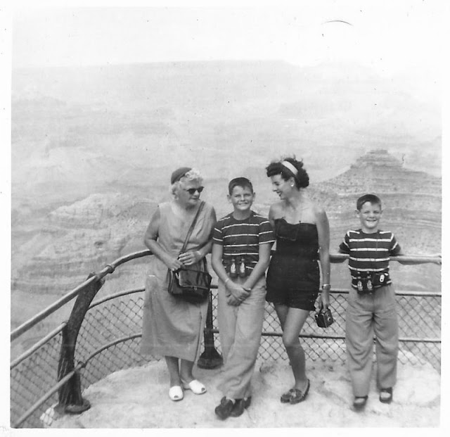 Long Before Digitalization and Smartphones, 45 Cool Snaps Show Ladies ...