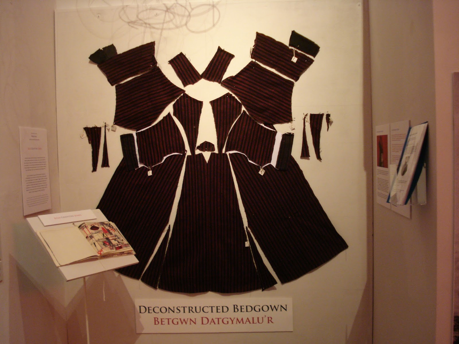 Welsh Quilts: Traditional Welsh Womens' Clothing - Quilt Museum, Lampeter