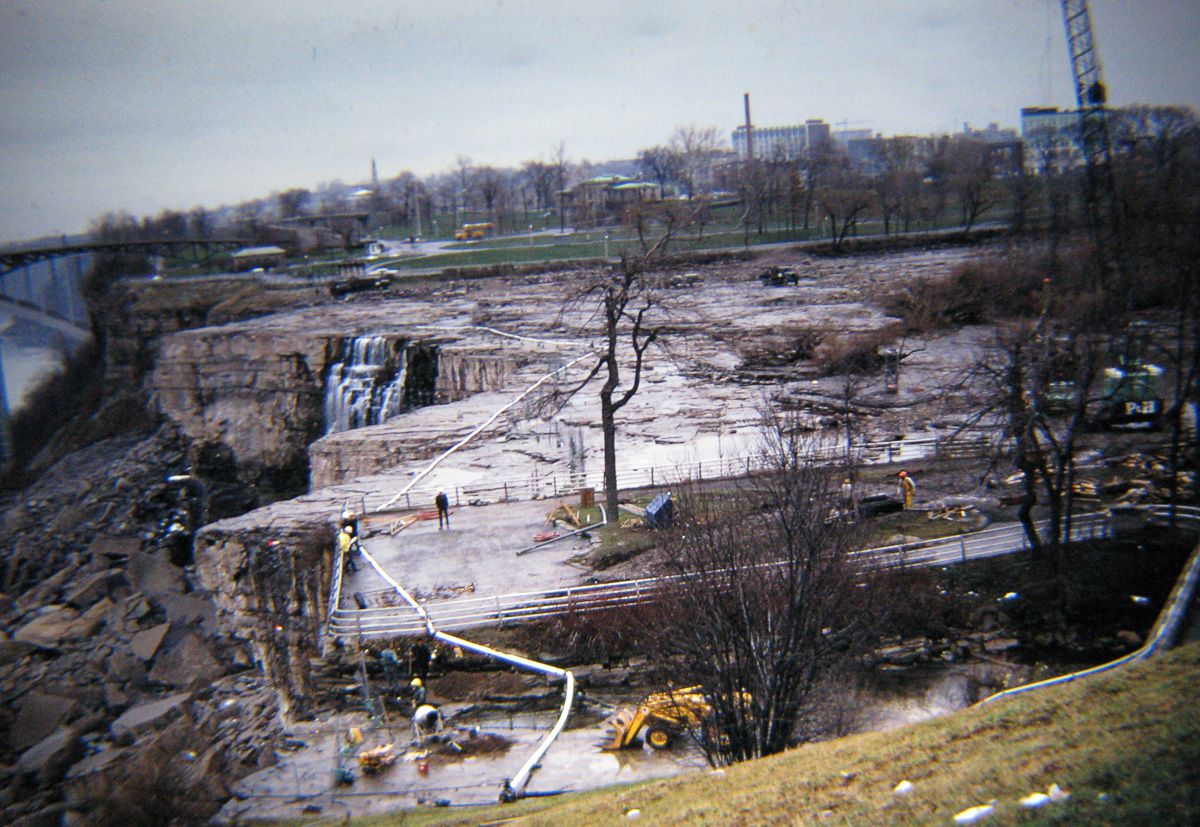 Amazing Photographs Show the Moment the Iconic Waterfall Niagara Ran ...