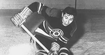 La vie est une puck: Fred "Chief Running Deer" Sasakamoose