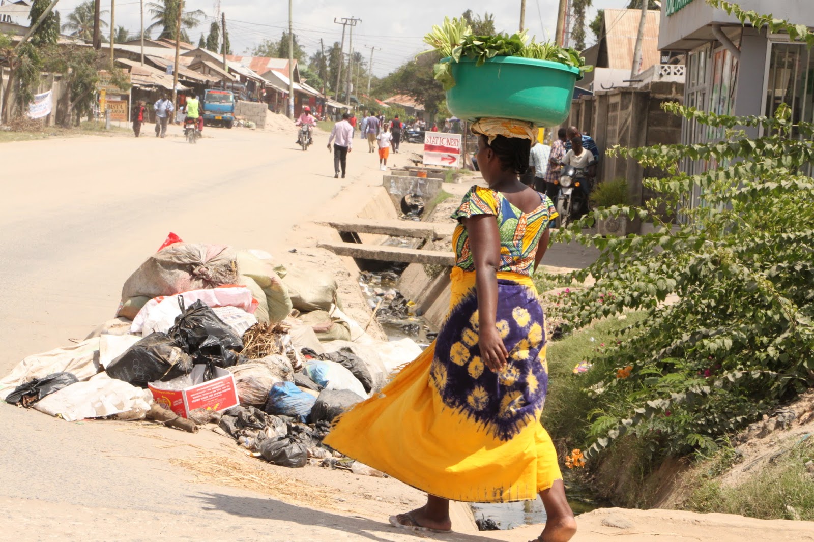 TABATA KIMANGA JIJINI DAR ES SALAAM WAOMBA KUONDOLEWA TAKATAKA BARABARANI