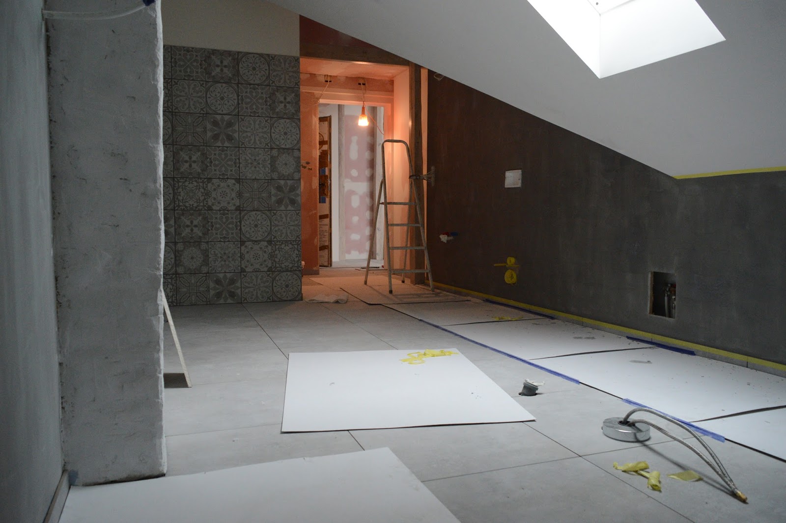 nasze rozwiązania: Płytki, beton ozdobny i trochę białego montażu