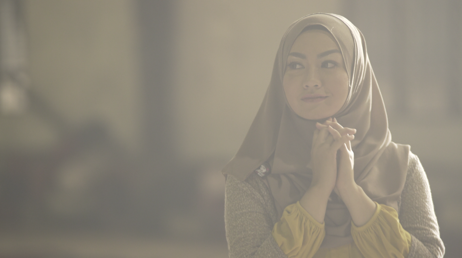 Anis Al-Idrus dalam muzik video SUPER CHILD Band - AkuKecahDotCom