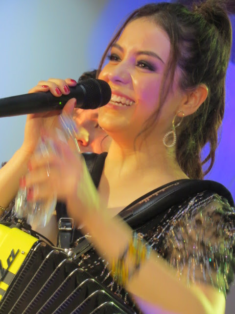 somos el espectador: JANETH VALENZUELA ESTALLIDO DE EXITO CON ACORDEON